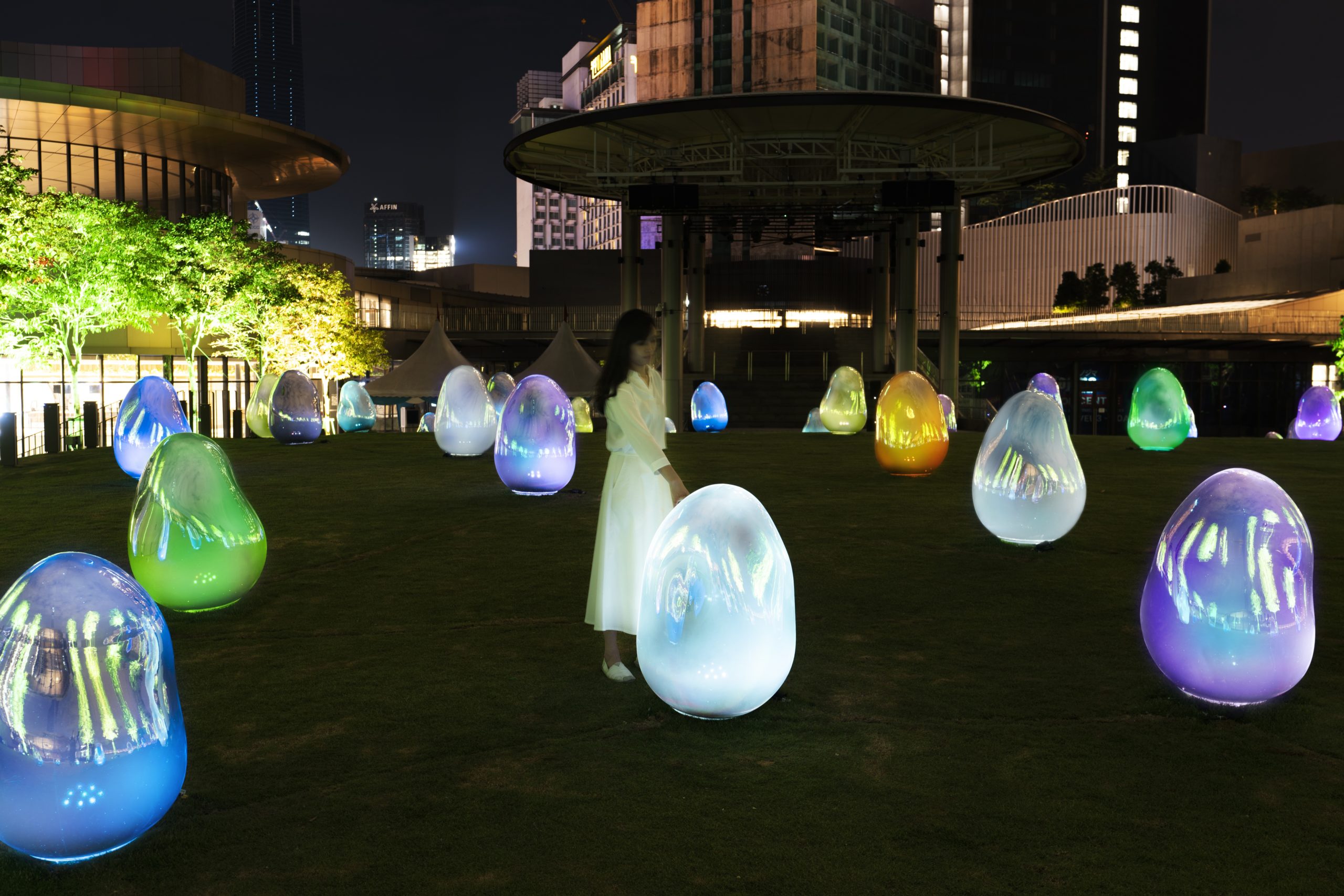 teamLab: Resonating Microcosms memaparkan ovoid bercahaya yang ...